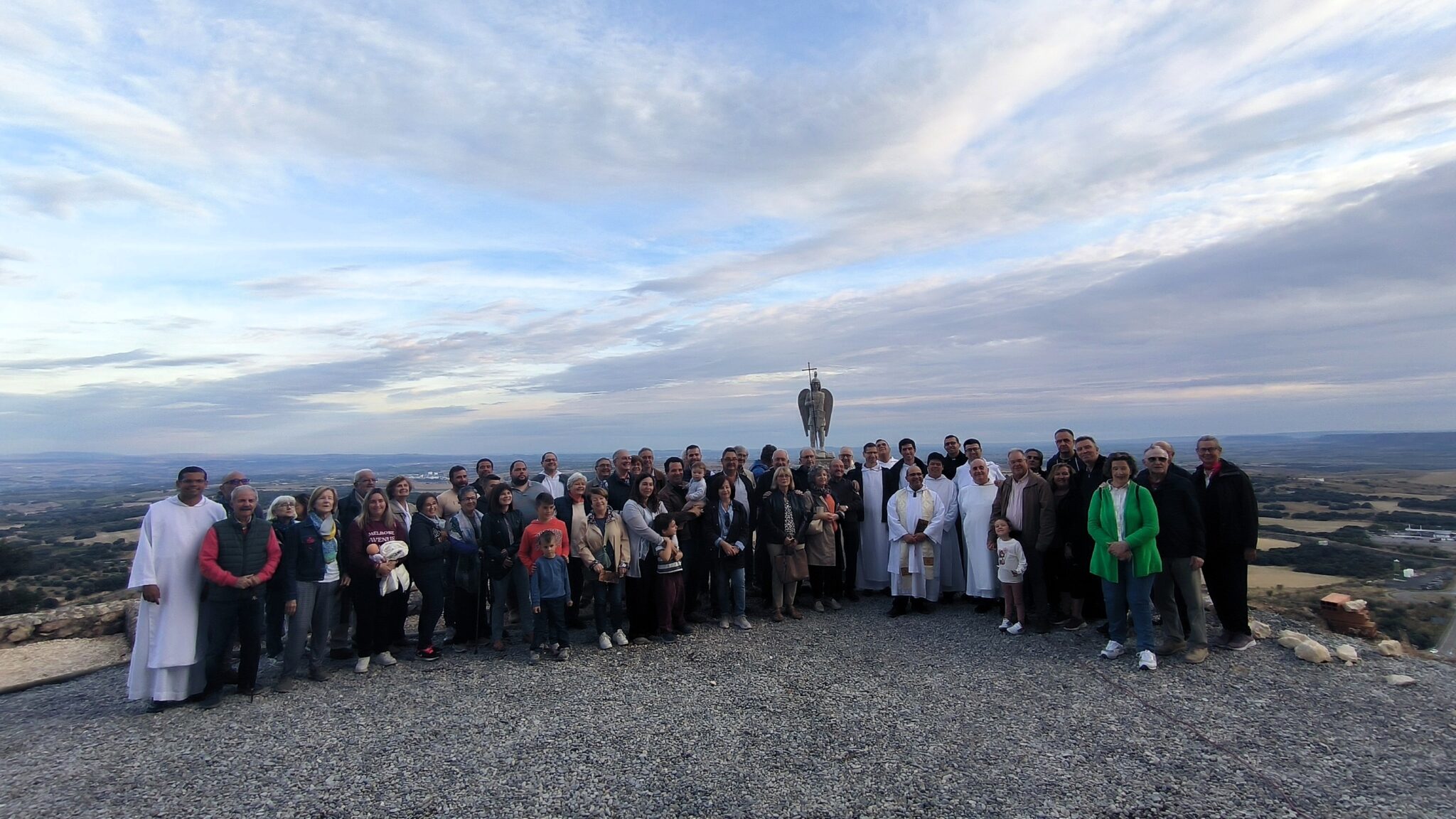 El Pueyo abre un mirador bajo la mirada protectora de san Miguel ...